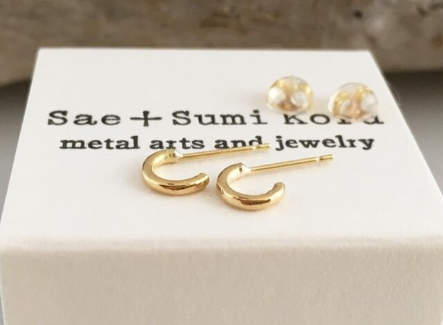 K18 鎚目のついた小さなフープピアス k18 gold Foop Studs | iichi 日々の暮らしを心地よくするハンドメイドやアンティークのマーケットプレイス