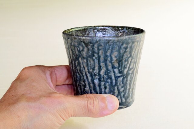 流れる模様のカップ iFw-016 | iichi 日々の暮らしを心地よくするハンドメイドやアンティークのマーケットプレイス