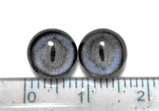 にゃんこのおめめ 半球グラスアイ 猫目 8mm 08112 | iichi 日々の暮らしを心地よくするハンドメイドやアンティークのマーケットプレイス