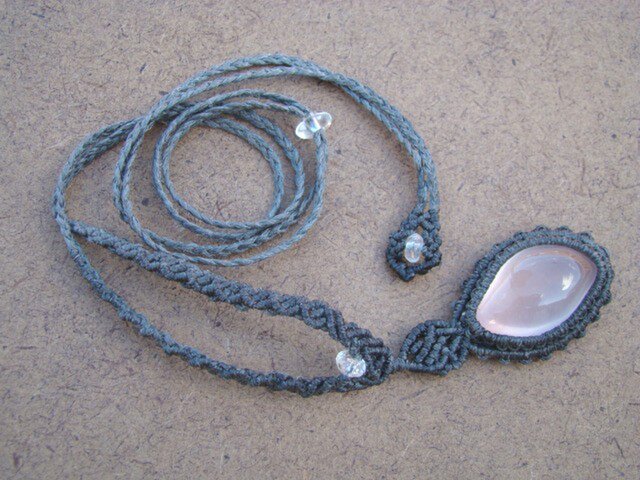 高品質ローズクォーツのマクラメ編みネックレス | iichi 日々の暮らしを心地よくするハンドメイドやアンティークのマーケットプレイス