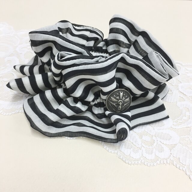 セール価格★フリルが可愛い ️シフォン素材のボーダー柄フリルシュシュ （白黒） | iichi ハンドメイド・クラフト作品・手仕事品の通販