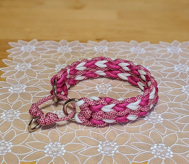 LoveLove編み3色編み込みハーフチョーク お揃いのリードもあります 小型犬用（内径29～32cm） | iichi 日々の暮らしを心地よくするハンドメイドやアンティークのマーケットプレイス