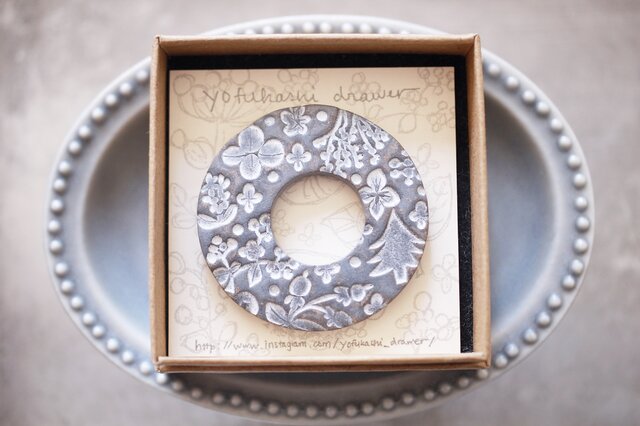 陶土の草花ブローチ : : : 413 | iichi 日々の暮らしを心地よくするハンドメイドやアンティークのマーケットプレイス