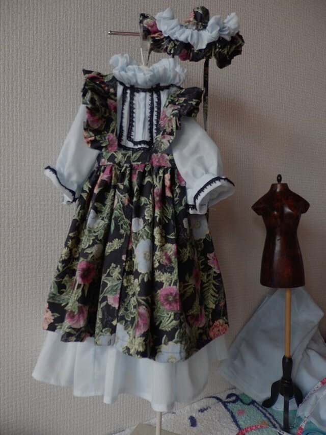 ビスクドール背丈が67～70cm用 水色ローンドレスとリバティー布エプロン・ボネ | iichi ハンドメイド・クラフト作品・手仕事品の通販