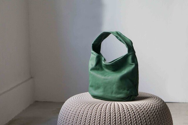 吸い付くようなタッチ感⁂軽く柔らかい袋タイプ・LUA(LA003)＃green⁂ | iichi 日々の暮らしを心地よくするハンドメイドやアンティークのマーケットプレイス