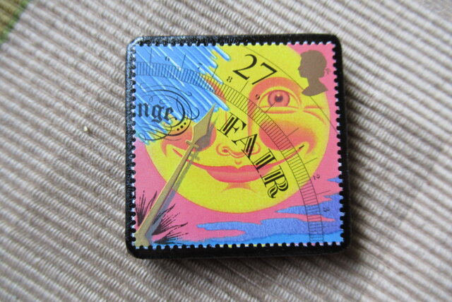 イギリス 天気予報切手ブローチ 6569 | iichi ハンドメイド・クラフト作品・手仕事品の通販