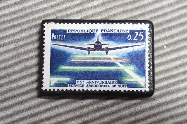 フランス 飛行機切手ブローチ6652 | iichi 日々の暮らしを心地よくするハンドメイドやアンティークのマーケットプレイス