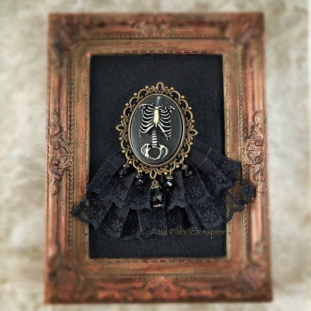 ブローチ：Noir (bone) | iichi ハンドメイド・クラフト作品・手仕事品の通販