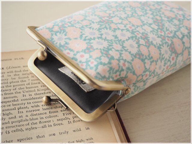 ヴィンテージ生地のがま口シガレットケース / 淡い色の小花柄 tabacco (vf-pl) | iichi ハンドメイド・クラフト作品・手仕事品の通販