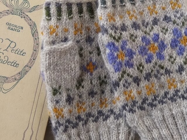 フェアアイルアームウォーマー＊marie・light gray＊ | iichi 日々の暮らしを心地よくするハンドメイドやアンティークのマーケットプレイス