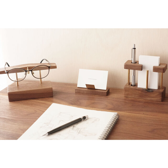 【ギフト可】真鍮とウォールナットのカードスタンド No79 | iichi ハンドメイド・クラフト作品・手仕事品の通販