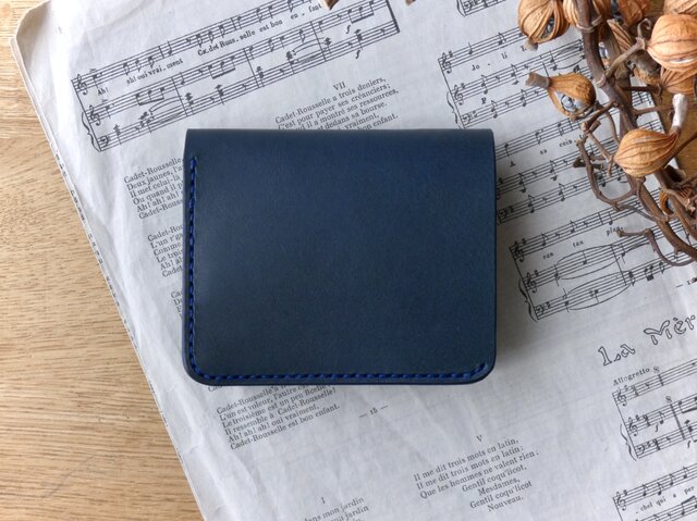 イタリア革の二つ折り財布／青 | iichi 日々の暮らしを心地よくするハンドメイドやアンティークのマーケットプレイス