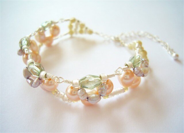 パール＆アースカラーのブレスレット（no-420） | iichi ハンドメイド・クラフト作品・手仕事品の通販