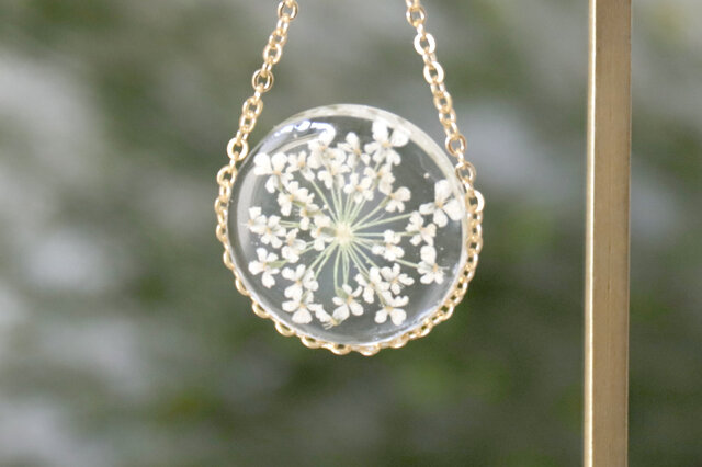 drop -レースフラワー-（イヤリング） #823 | iichi 日々の暮らしを心地よくするハンドメイドやアンティークのマーケットプレイス