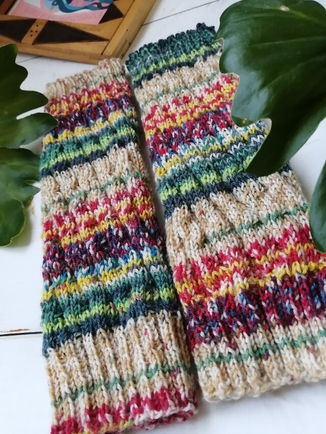 オパール毛糸のスパイラル編みレッグウォーマー（フンデルト2104） | iichi ハンドメイド・クラフト作品・手仕事品の通販