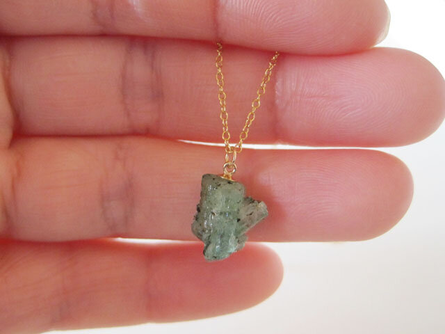 レア☆エメラルドの原石ネックレス 結晶柱/エチオピア産 14kg | iichi ハンドメイド・クラフト作品・手仕事品の通販