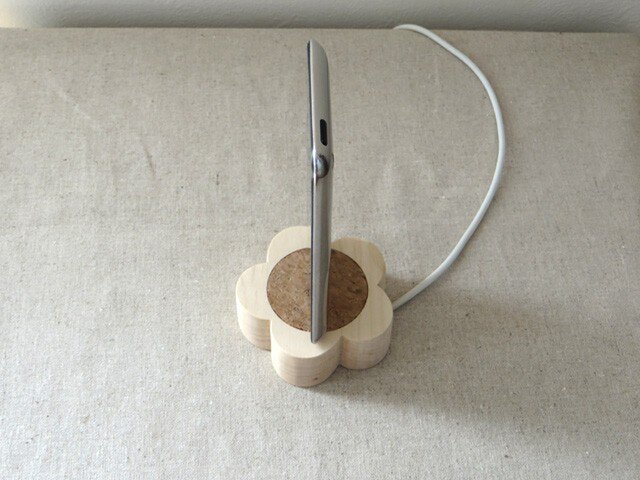 はなの「iPhone」ドック｜maple | iichi 日々の暮らしを心地よくするハンドメイドやアンティークのマーケットプレイス