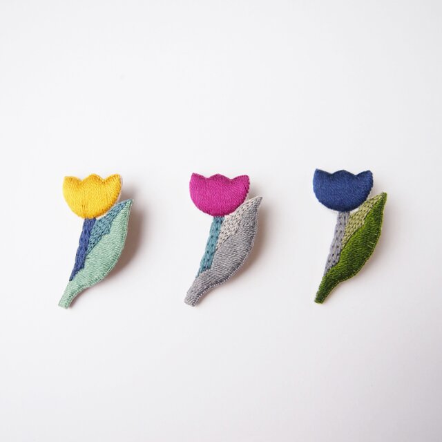 [受注制作]チューリップの刺繍ブローチ（magenta） | iichi ハンドメイド・クラフト作品・手仕事品の通販