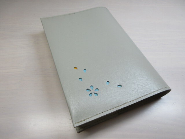ゴートスキン・文庫本サイズ・「HANABIRA」シリーズ・ライトグレージュ・スムース・一枚革のブックカバー0523 | iichi ハンドメイド・クラフト作品・手仕事品の通販