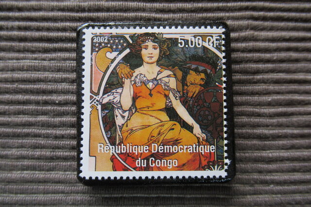 コンゴ「ミュシャ」美術切手ブローチ7265 | iichi 日々の暮らしを心地よくするハンドメイドやアンティークのマーケットプレイス