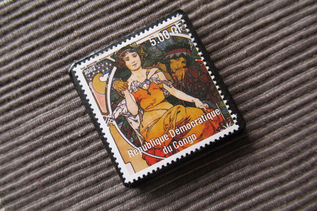 コンゴ「ミュシャ」美術切手ブローチ7265 | iichi ハンドメイド・クラフト作品・手仕事品の通販