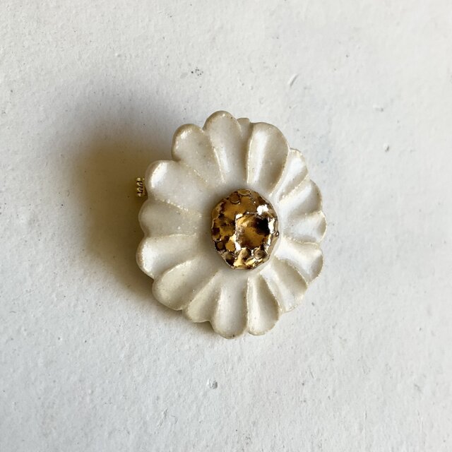陶ブローチ Flowers:Wh | iichi ハンドメイド・クラフト作品・手仕事品の通販