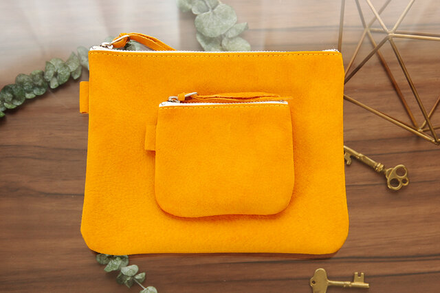 《RUSSETY》フラットポーチ Regular マリーゴールド | iichi 日々の暮らしを心地よくするハンドメイドやアンティークのマーケットプレイス