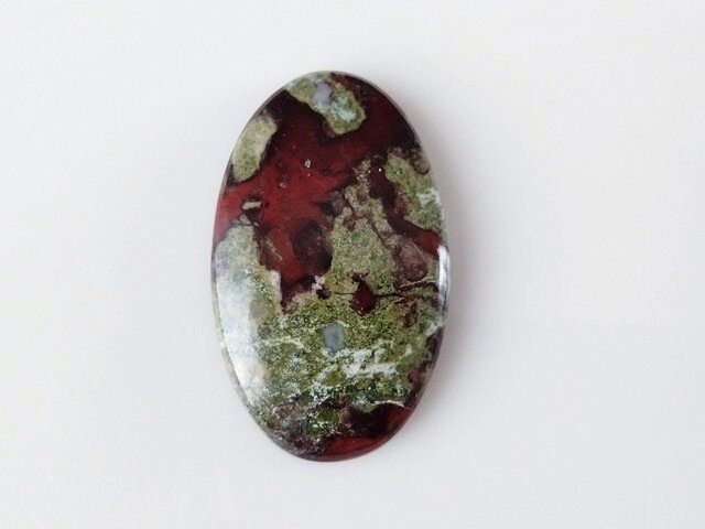 ドラゴンブラッドジャスパー 31mm ルース | iichi 日々の暮らしを心地よくするハンドメイドやアンティークのマーケットプレイス