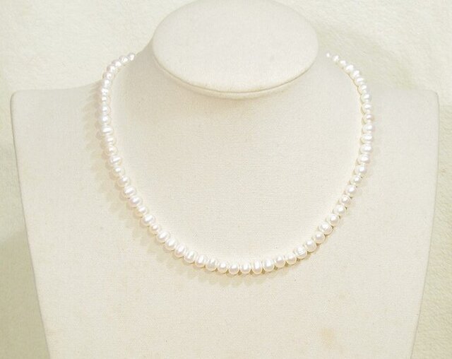 5.5mm本真珠（淡水）のネックレス（ナチュラルカラー、ホワイト、43.5cm、マグネット、フォーマル、ウェディング） | iichi ...