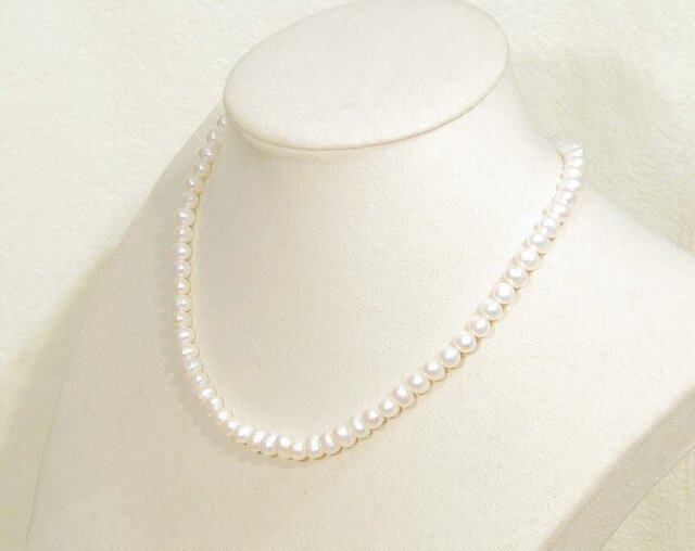 5.5mm本真珠（淡水）のネックレス（ナチュラルカラー、ホワイト、43.5cm、マグネット、フォーマル、ウェディング） | iichi ...