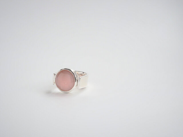 Pink Opal Round Ring | iichi 日々の暮らしを心地よくするハンドメイドやアンティークのマーケットプレイス