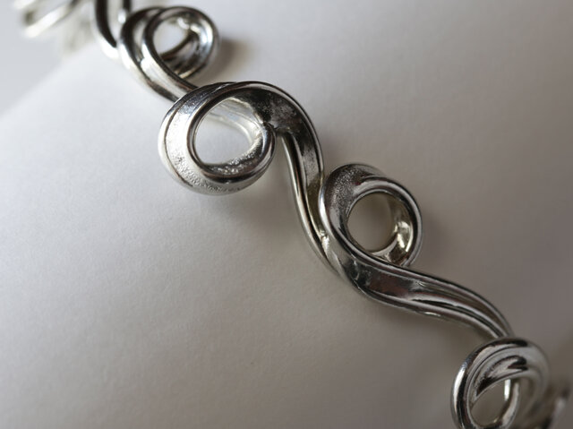 錫のバングル TOLOLY わっか | iichi 日々の暮らしを心地よくするハンドメイドやアンティークのマーケットプレイス