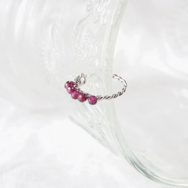 Dot Twist Circle Cuff（ロードライトガーネット） | iichi ハンドメイド・クラフト作品・手仕事品の通販