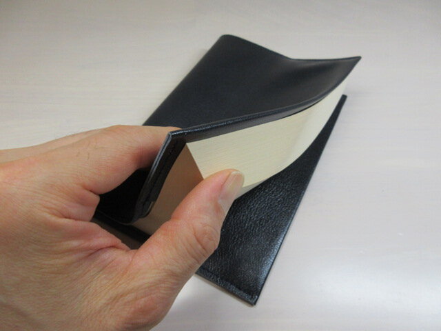 ハヤカワ文庫トールサイズ対応・ゴートスキン・ソフトシュリンク・ネイビー・一枚革のブックカバー・0552 | iichi ハンドメイド・クラフト作品・手仕事品の通販
