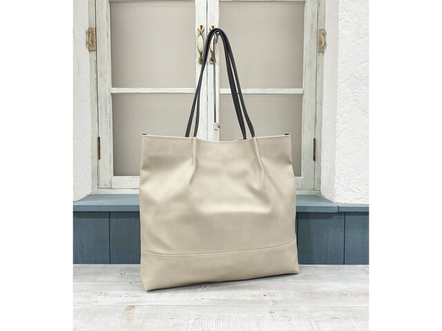 人気！バイカラーSIMPLEトート 容量タップリ ソフトハンドル SAND | iichi ハンドメイド・クラフト作品・手仕事品の通販