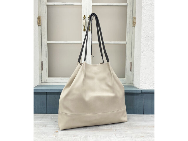 人気！バイカラーSIMPLEトート 容量タップリ ソフトハンドル SAND | iichi ハンドメイド・クラフト作品・手仕事品の通販