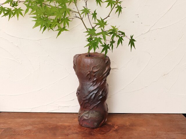 備前焼 花入・手びねり(炎-en-) h3-074 | iichi 日々の暮らしを心地よくするハンドメイドやアンティークのマーケットプレイス