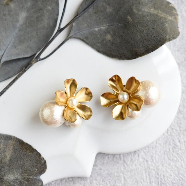 【ピアス】ヴィンテージな真鍮 お花とコットンパール | iichi ハンドメイド・クラフト作品・手仕事品の通販