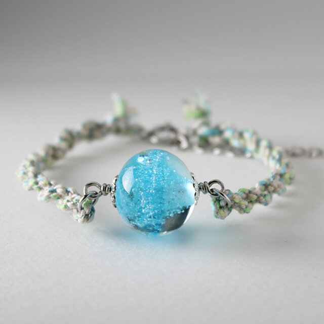 ガラスブレスレット【浅青】縞の小石 B168 | iichi ハンドメイド・クラフト作品・手仕事品の通販