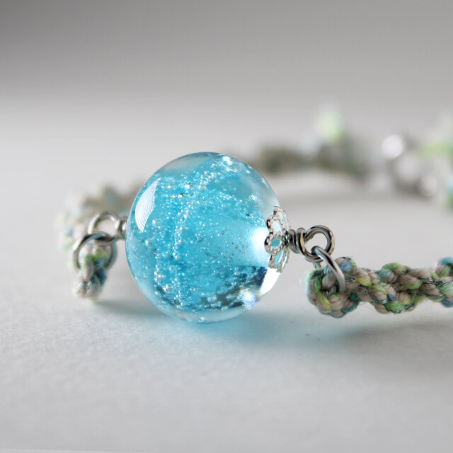 ガラスブレスレット【浅青】縞の小石 B168 | iichi ハンドメイド・クラフト作品・手仕事品の通販