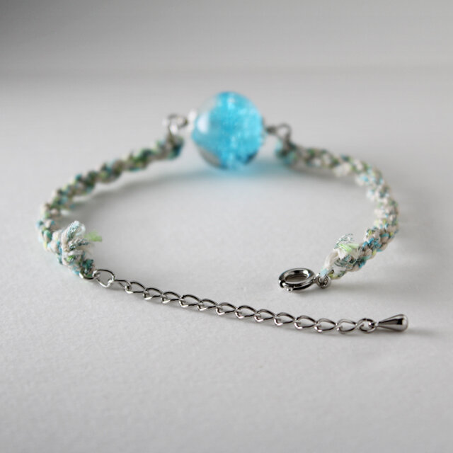 ガラスブレスレット【浅青】縞の小石 B168 | iichi ハンドメイド・クラフト作品・手仕事品の通販