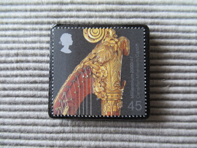 イギリス 千年紀 音と映像 切手ブローチ7533 | iichi ハンドメイド・クラフト作品・手仕事品の通販