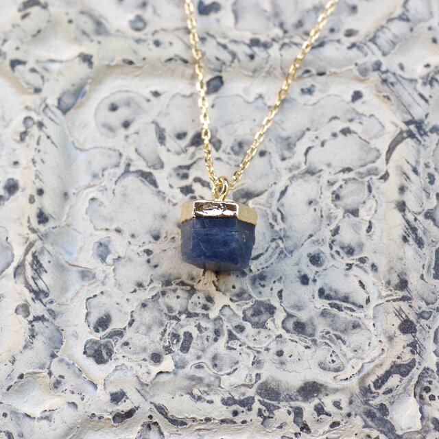 サファイア 原石 ネックレス 一点もの 【9月の誕生石】 天然石 鉱物 アクセサリー パワーストーン (No.1098) | iichi ハンドメイド・クラフト作品・手仕事品の通販