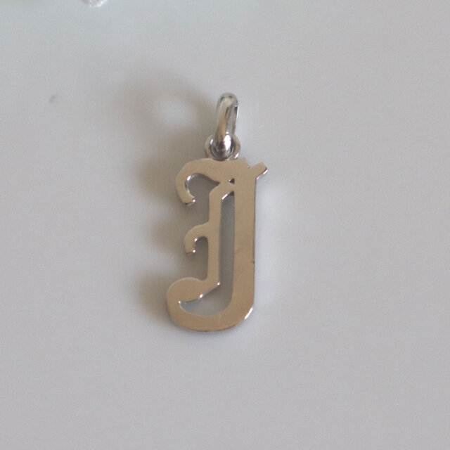 イニシャルペンダントトップ J プラチナコーティング | iichi ハンドメイド・クラフト作品・手仕事品の通販