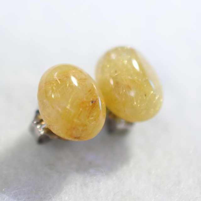 （1点もの）ゴールデンルチルクオーツのスタッドピアス・（9×7mm・チタンポスト） | iichi ハンドメイド・クラフト作品・手仕事品の通販