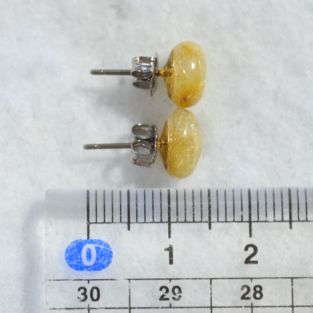 （1点もの）ゴールデンルチルクオーツのスタッドピアス・（9×7mm・チタンポスト） | iichi ハンドメイド・クラフト作品・手仕事品の通販