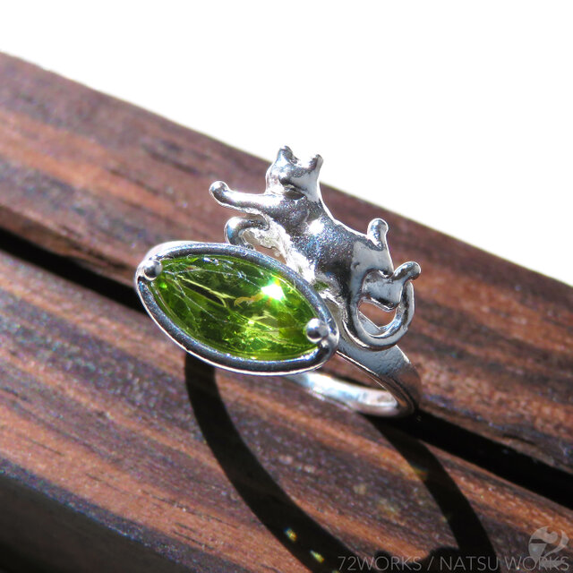 ペリドットと猫 リング ＊ Peridot & Cat Ring | iichi ハンドメイド・クラフト作品・手仕事品の通販