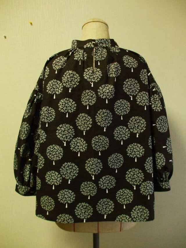 北欧風 木柄プリント ハイネック ギャザー袖8～9分丈袖プルオーバー M~LLサイズ こげ茶色 | iichi ハンドメイド・アンティーク ...