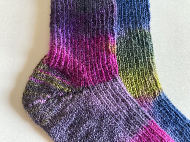 手編み靴下【ショッペル手染めヴンダークレックス 2185 ヒグリーピグリー】 | iichi ハンドメイド・クラフト作品・手仕事品の通販
