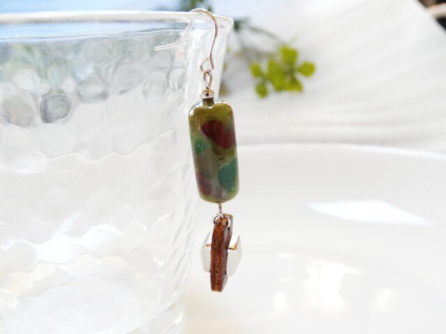 MA2ガラス×スタッズピアス カモフラージュ | iichi 日々の暮らしを心地よくするハンドメイドやアンティークのマーケットプレイス